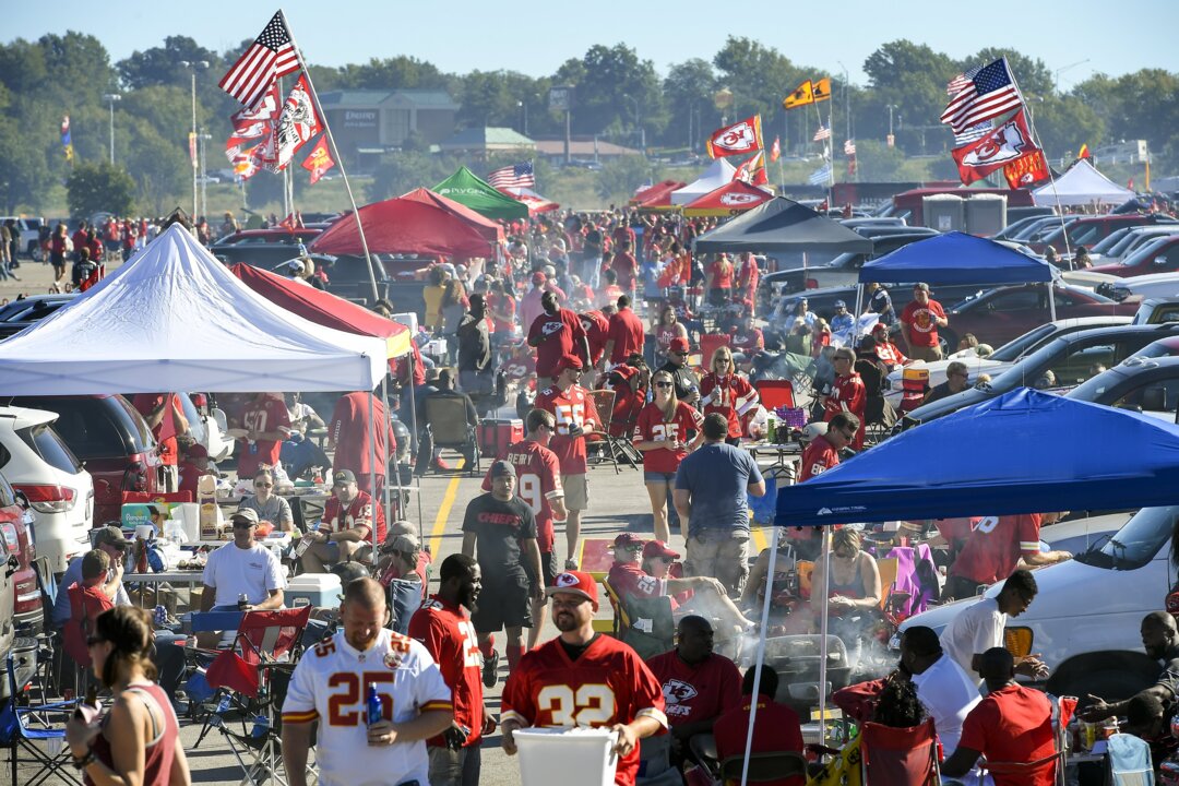 KCPD officers receive life-saving award for actions in Arrowhead ...