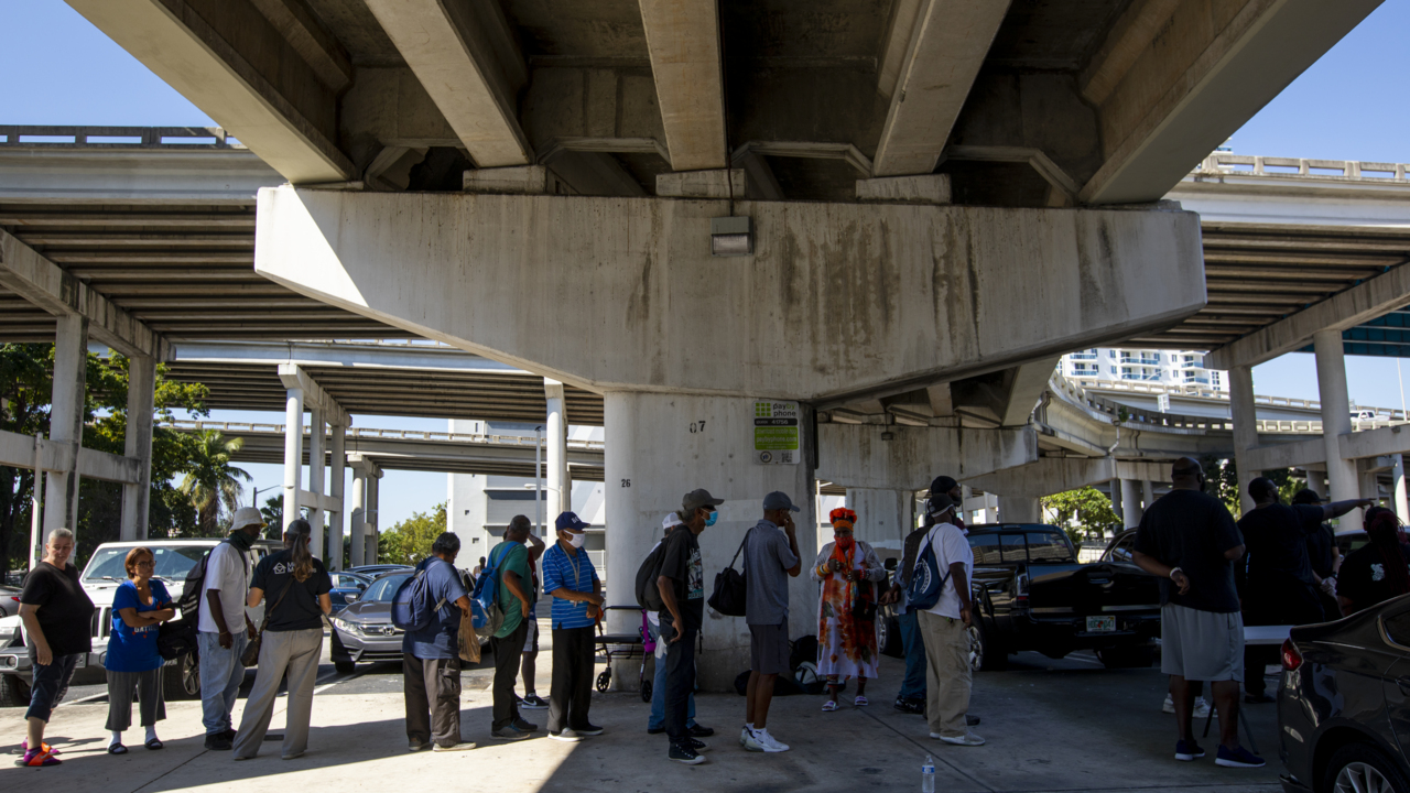 Miami organizations feed the homeless despite legal risks | Miami Herald