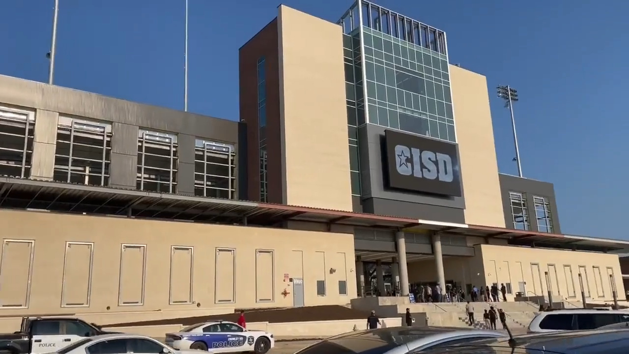 Crowley ISD hosts first high school football game at new stadium | Fort ...