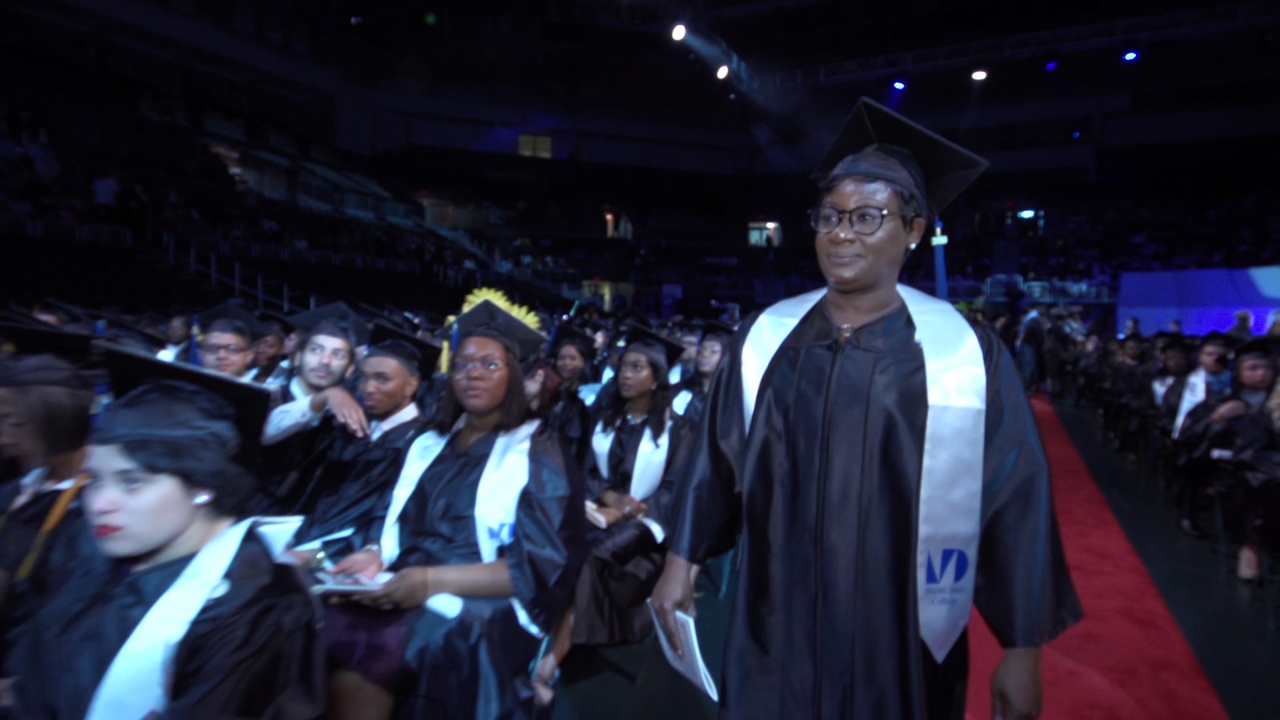 Mother of six makes it to graduation 23 years after her first college ...