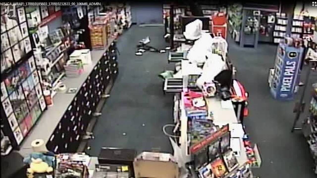 Video shows looting of Game Stop following Hurricane Irma | Bradenton ...