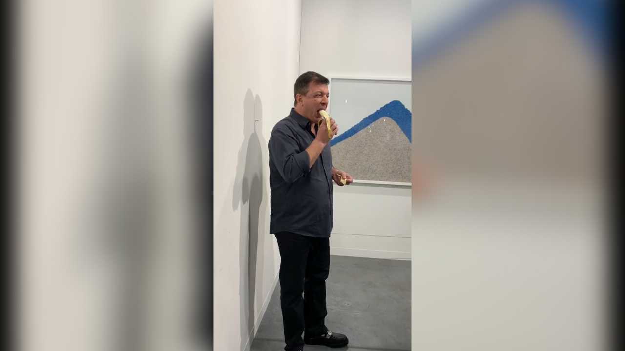 Performance artist David Datuna eats the $120,000 banana | Miami Herald
