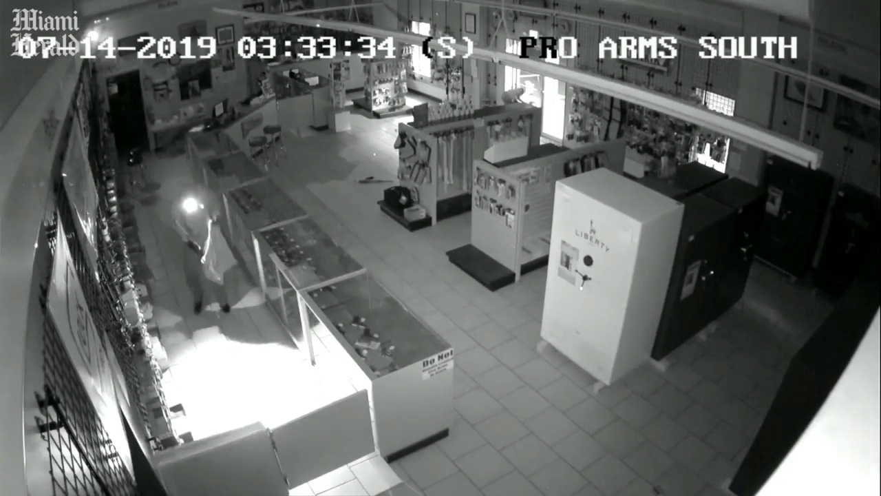 Two burglars stole 48 guns from a Florida gun shop | Miami Herald