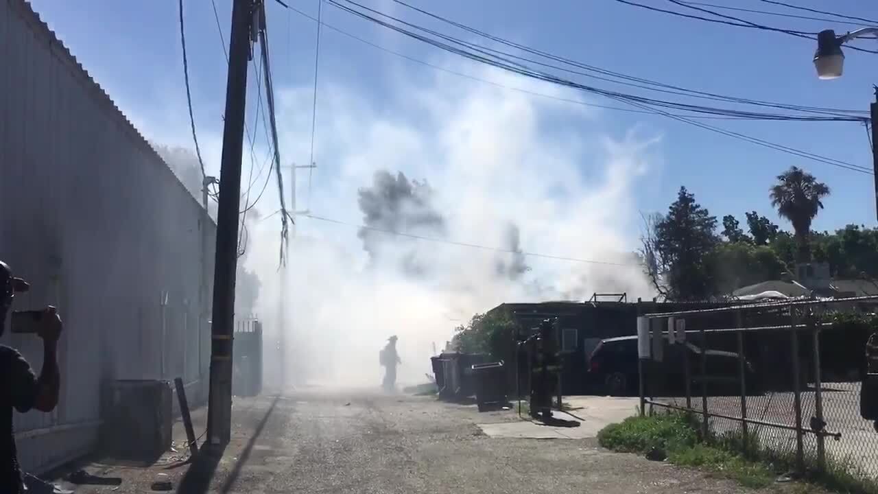 Fresno firefighters battle two afternoon fires | Fresno Bee