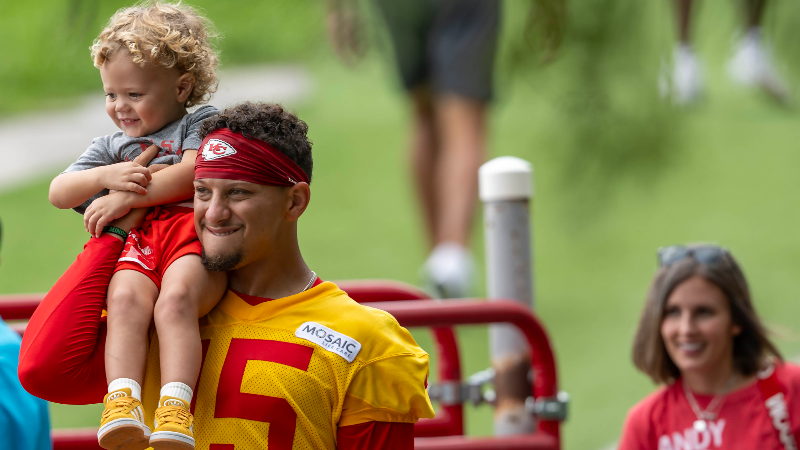 Chiefs’ Josh Simmons praised for camp fight by ex-Pro Bowler | Kansas ...