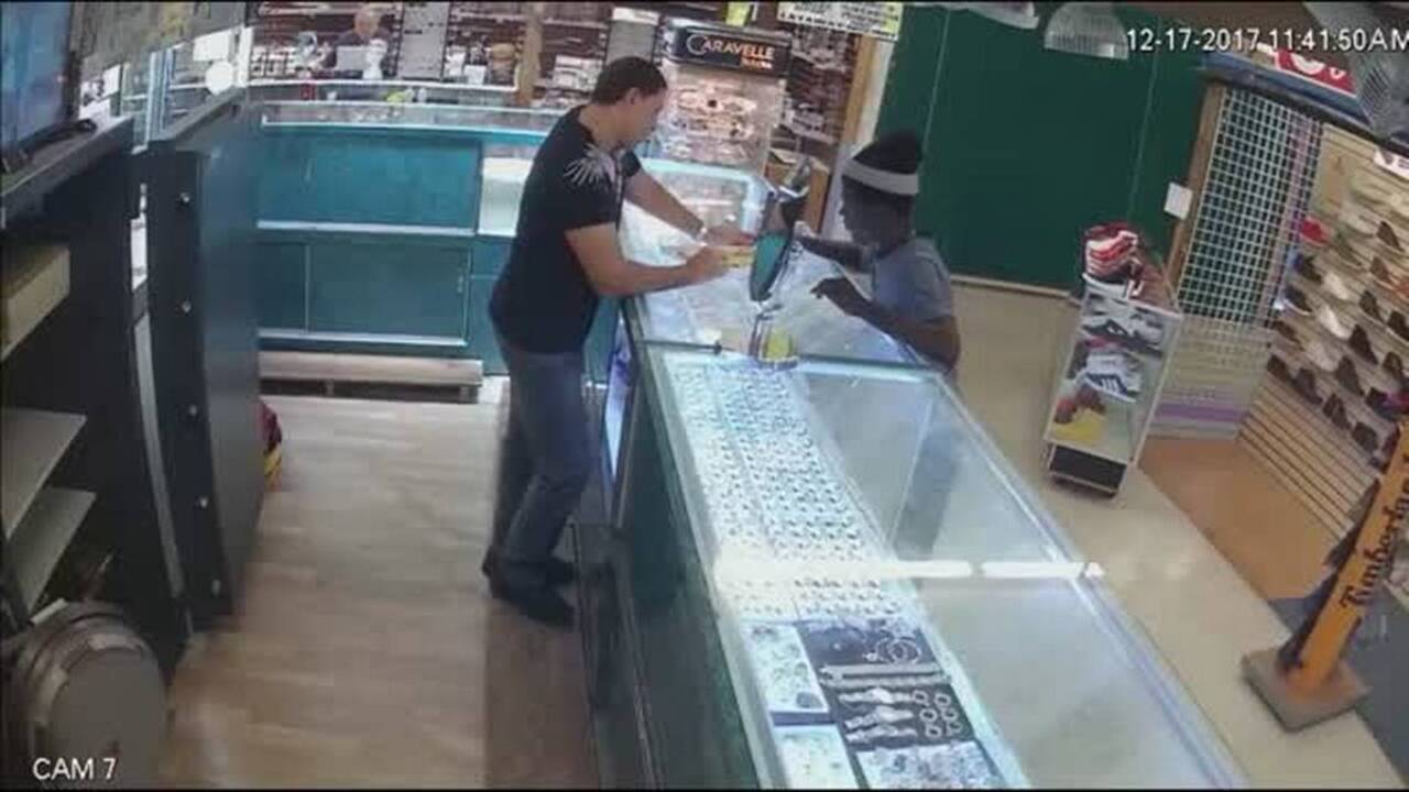 Suspect bolts from jewelry store with $60K gold chain | Bradenton Herald