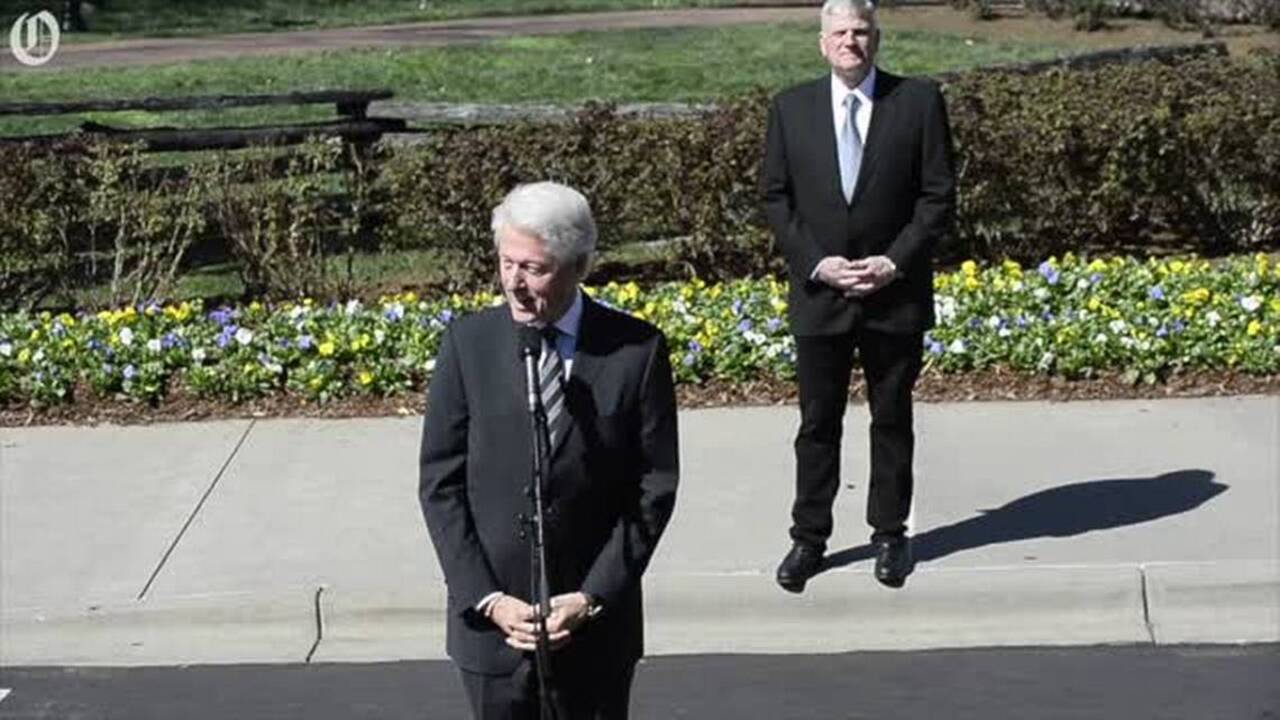Former President Bill Clinton pays his respects to Billy Graham ...