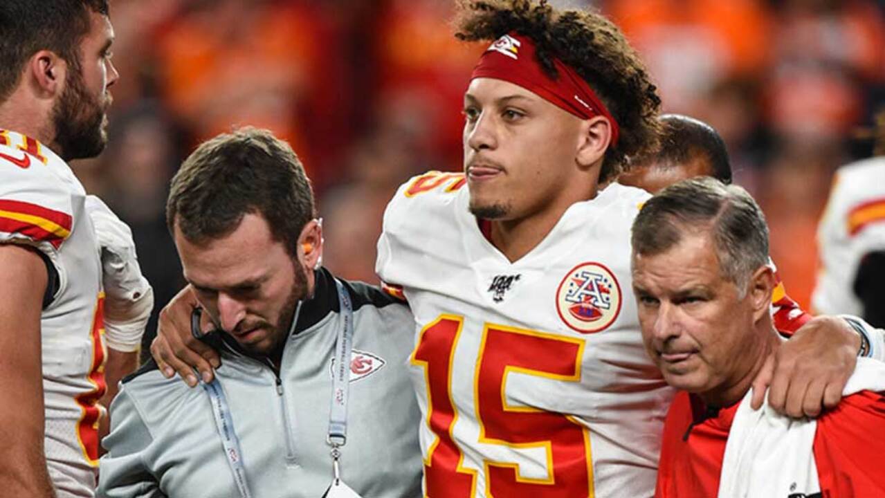 Patrick Mahomes injury: Prognosis for dislocated kneecap | Kansas City Star
