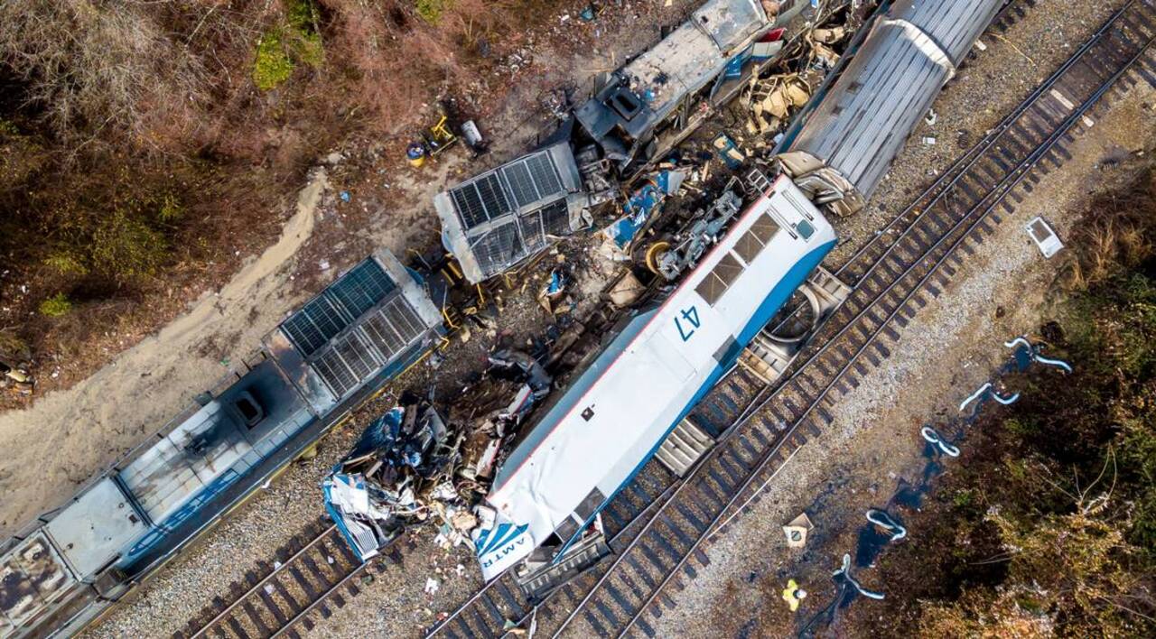 Scene of Amtrak crash in South Carolina shows damaged train cars ...