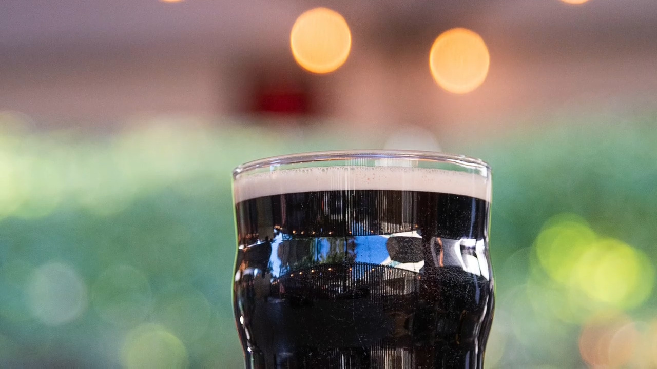 Nitro stout beer poured at Alaro Craft Brewery in Sacramento ...