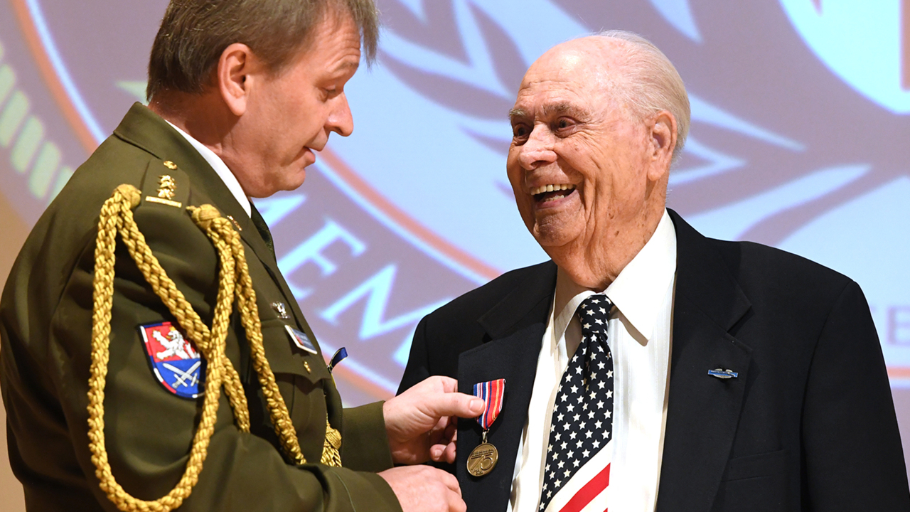 World War II veteran receives Czech medal in Clovis, CA | Fresno Bee