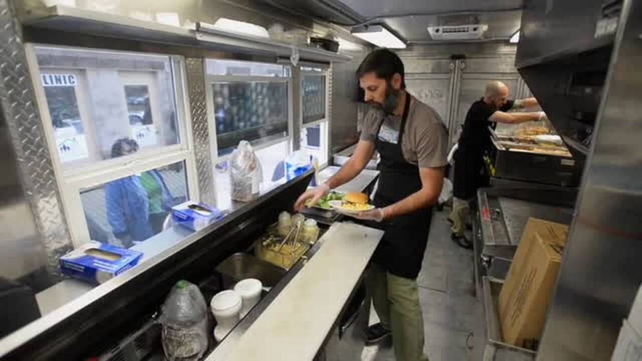 The Oinker food truck helps to feed homeless | Charlotte Observer