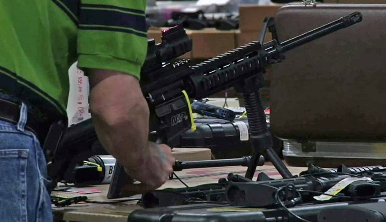 Hundreds of people attend Miami Gun Show | Miami Herald