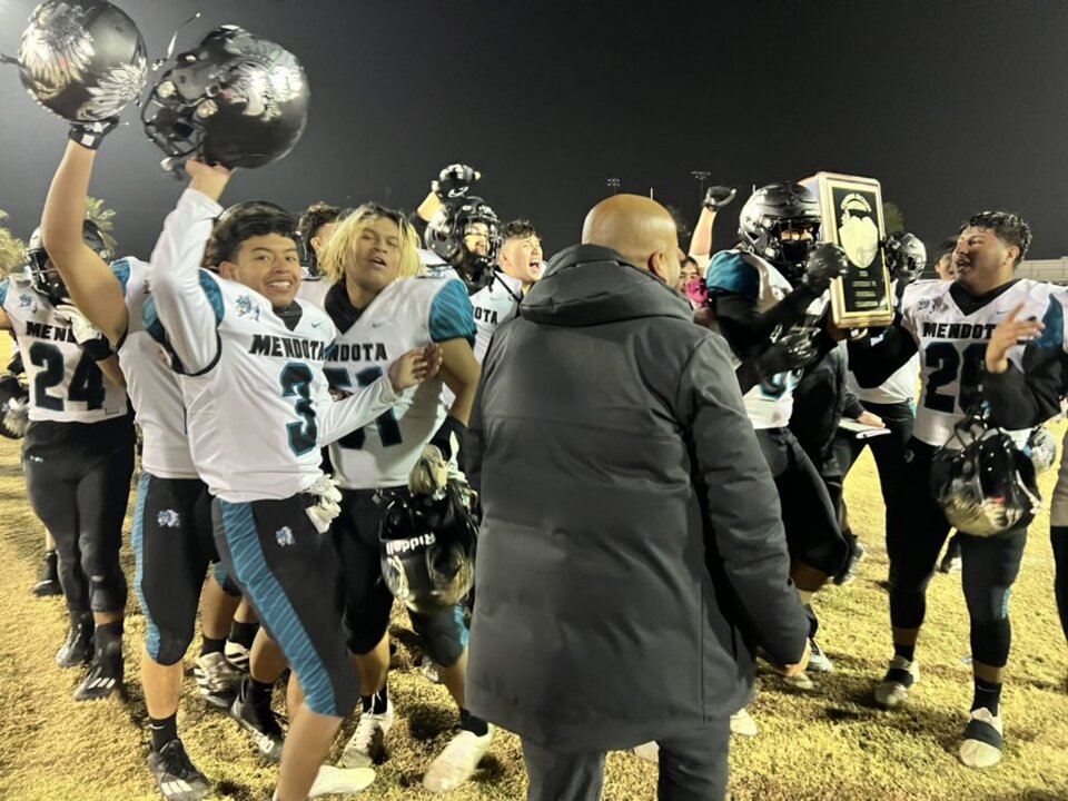 Watch Mendota High celebrate a Central Section Division VI football ...