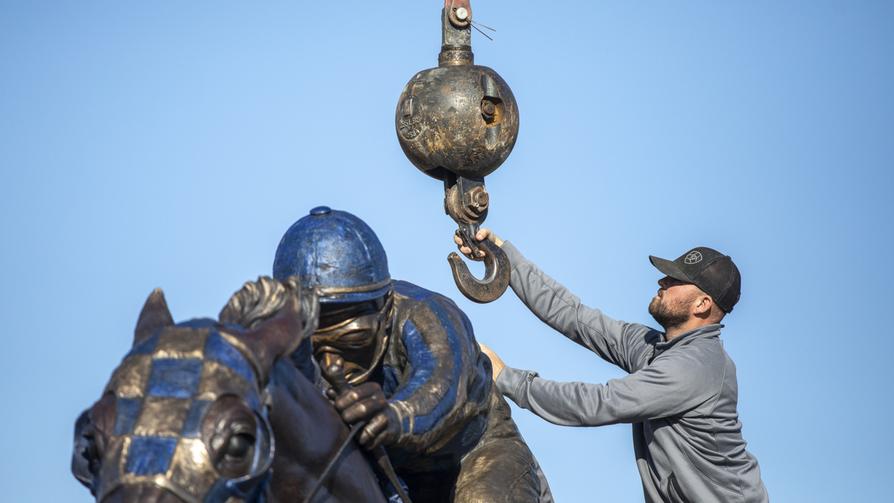Secretariat statue placed at center of roundabout | Lexington Herald Leader