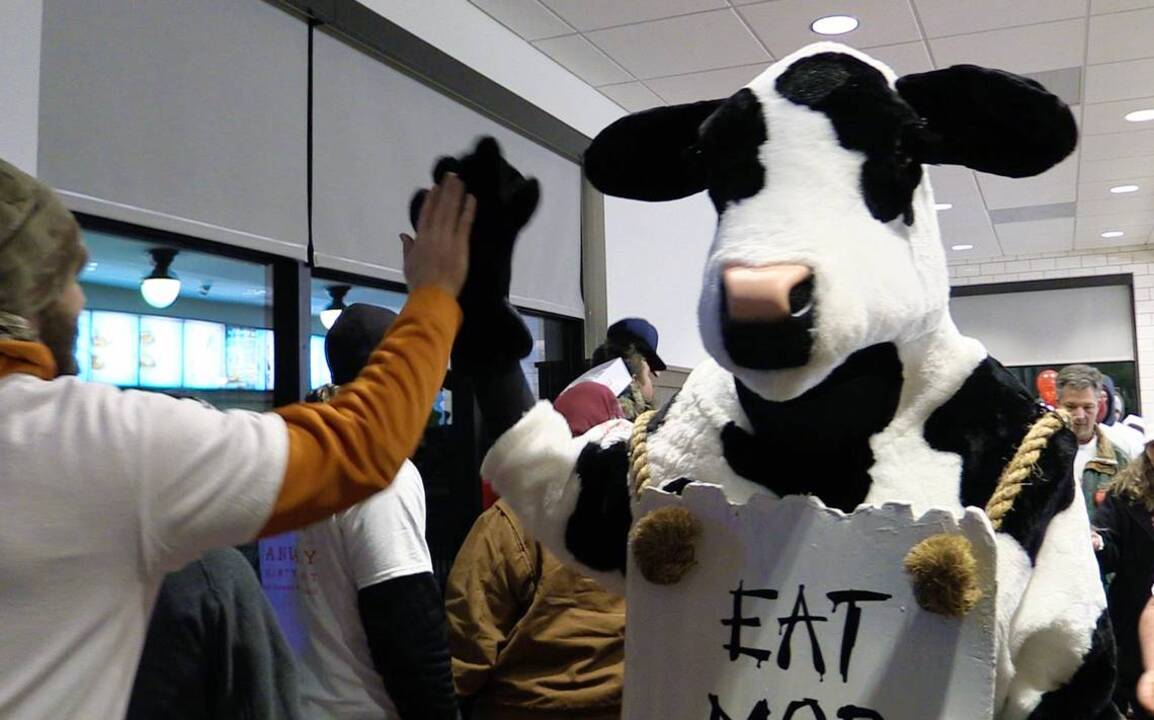 Columbus' newest restaurant opens with fanfare, giant cow greeting ...