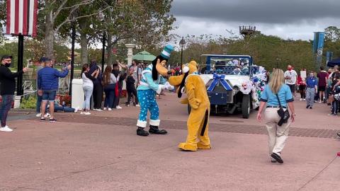 Christmas - Epcot - Mickey & Friends Parade from the American Adventure ...