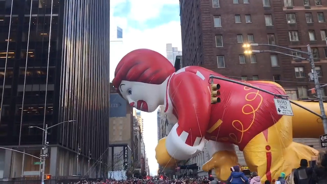 Macy's Thanksgiving Parade balloon handlers struggle with wind ...