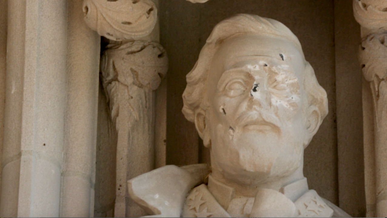 Visitors to Duke Chapel react to damage on a statue of Robert E. Lee ...
