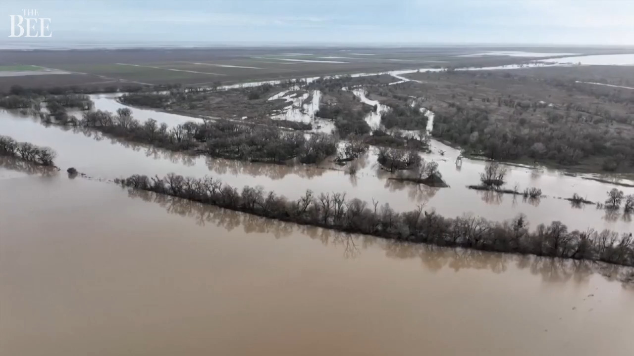 Fremont Weir flows to reduce flooding along Sacramento River ...