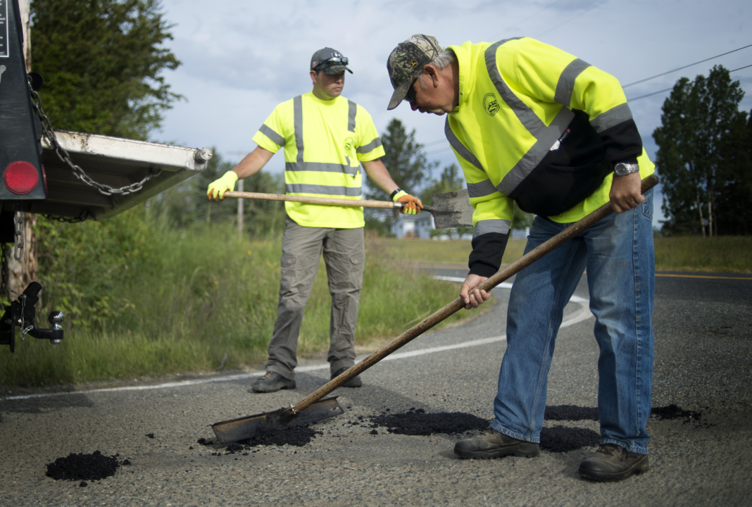 Work crews fix potholes off East Kelly Road | The State