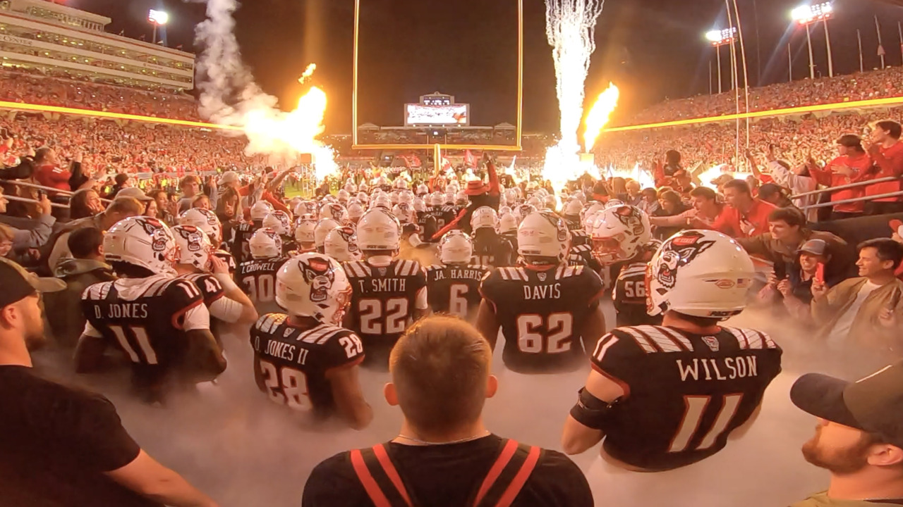 See the NC State Wolfpack football team's incredible entrance with ...
