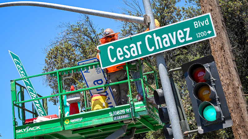 Cesar Chavez Boulevard sign replaces Ventura Avenue sign in Fresno ...