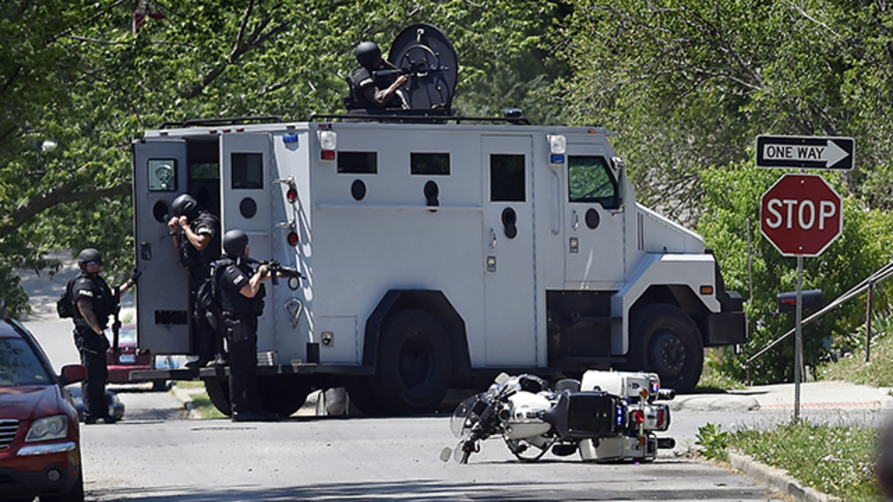 Raw video: Police block 10th St. and White Avenue, surround nearby ...
