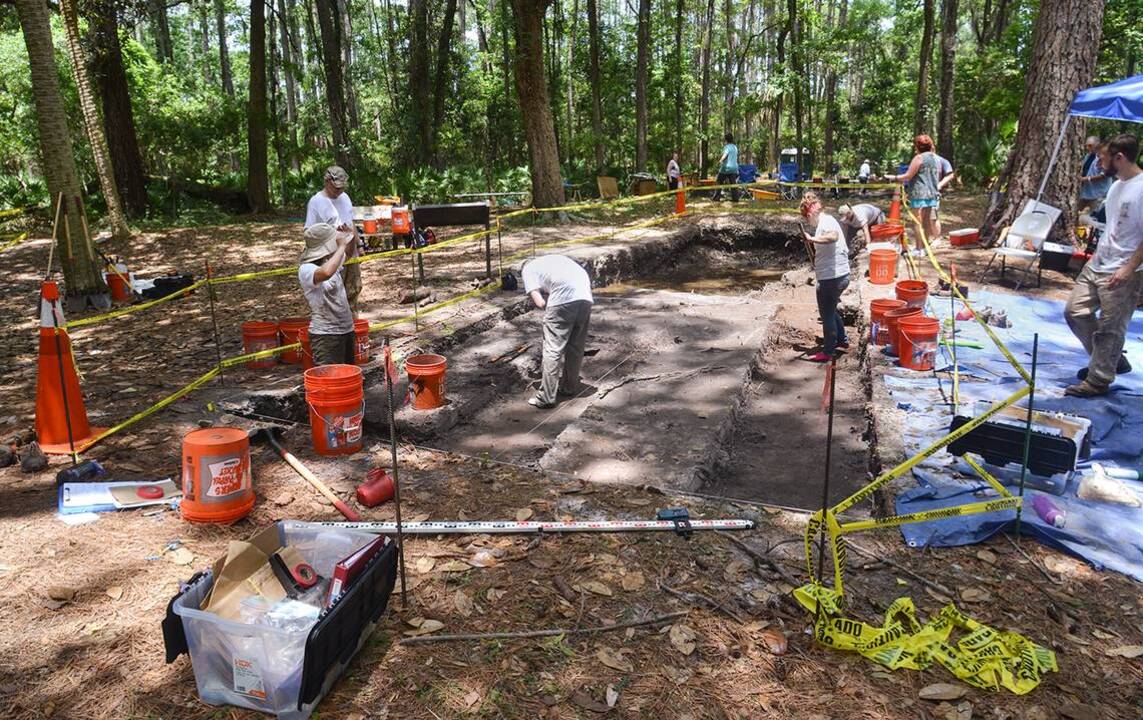 Archaeology students excavate the Sea Pines Indian shell ring on Hilton ...
