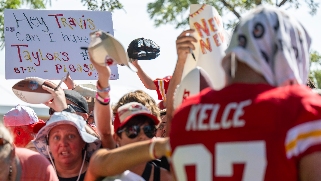 Chiefs and Taylor, the ultimate combo for an 11-year-old fan! (Video ...
