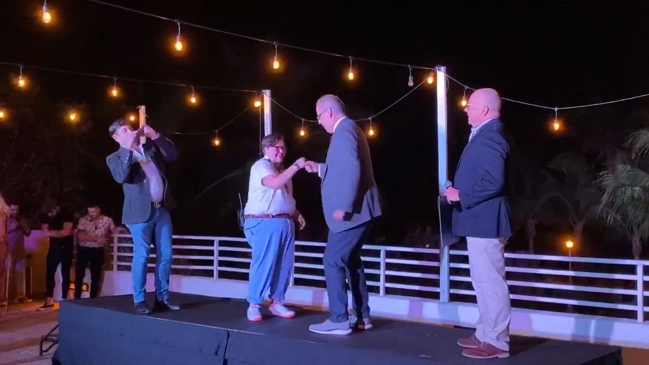Miami Beach mayor demonstrates how to do a coronavirus-safe handshake ...
