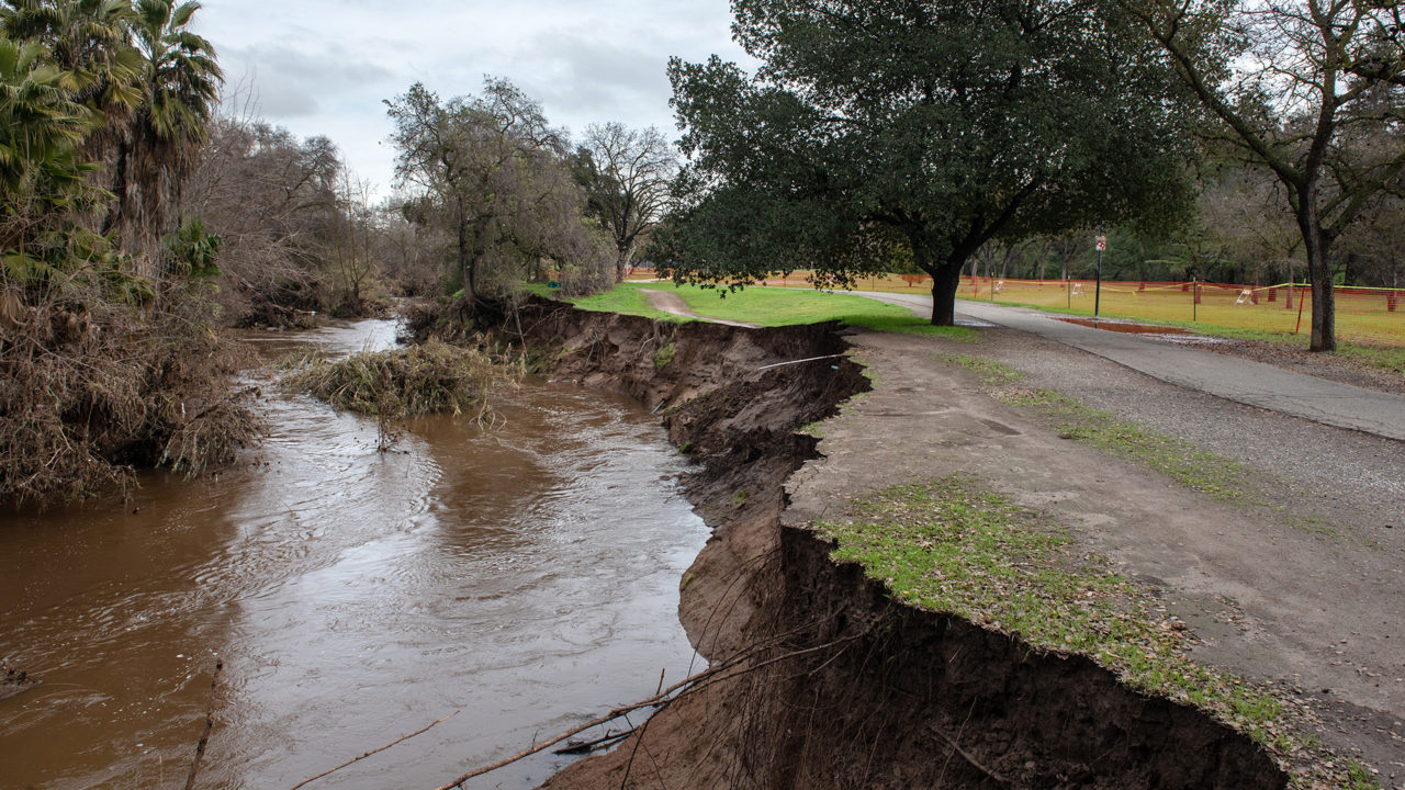 Dramatic erosion along Dry Creek in Modesto's East La Loma Park ...