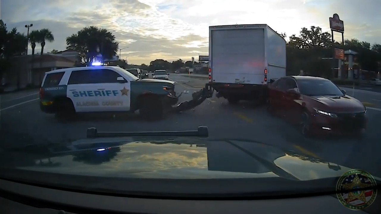 Watch cops pursuing carjacking suspect in Florida | Miami Herald