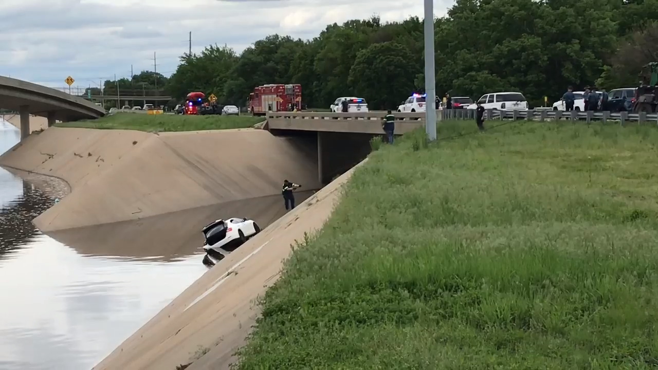 Watch as wrecked car is pulled from canal in south Wichita | Wichita Eagle