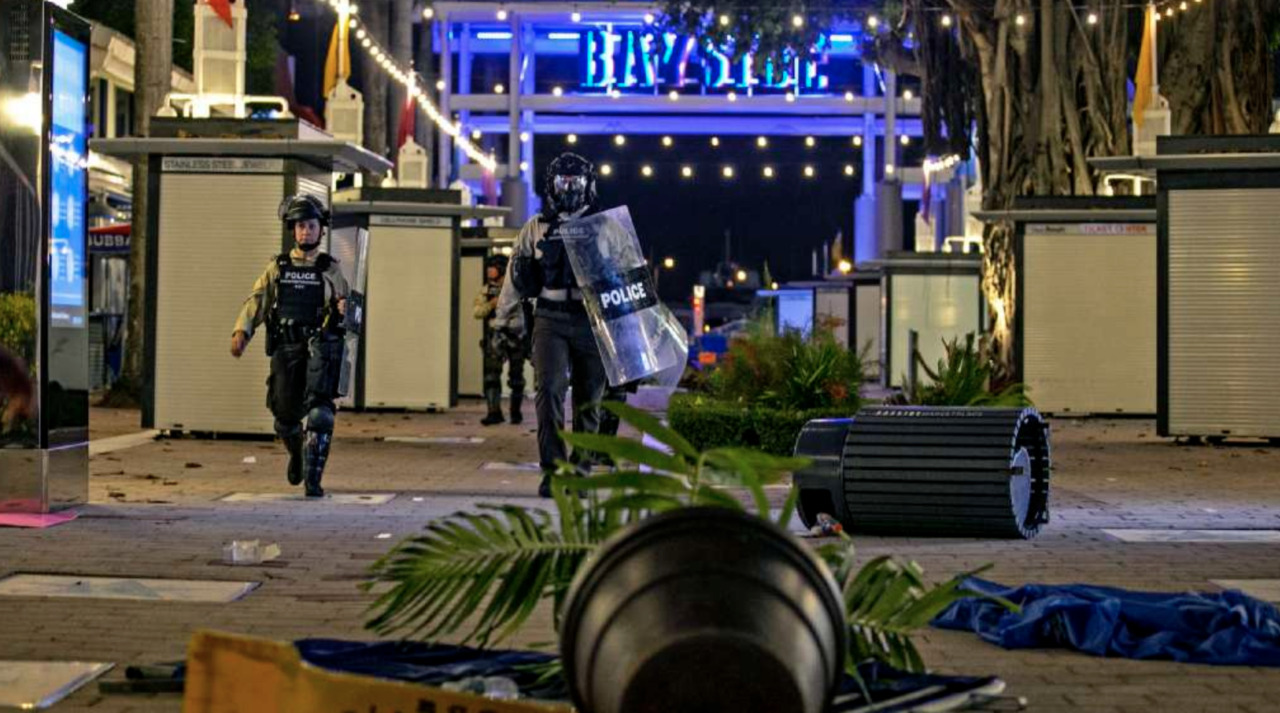 Stores burglarized and vandalized at Bayside Marketplace during Miami ...