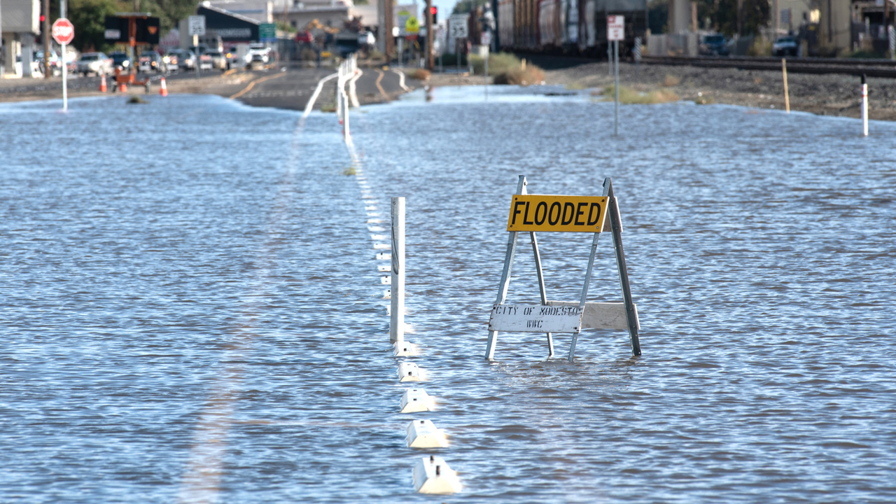 Flooding reported in Modesto, CA as 2 inches of rain fall overnight ...