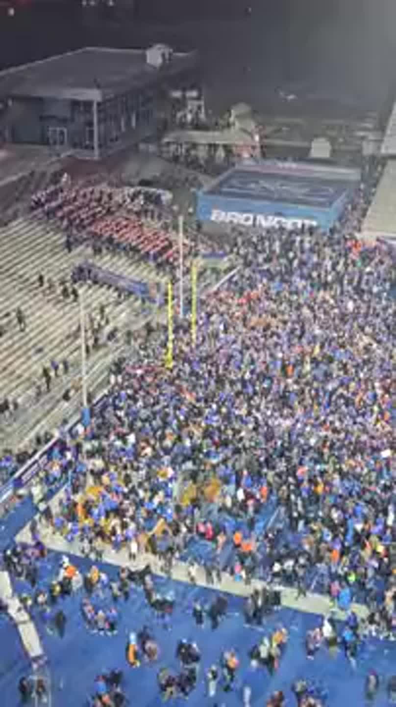 See fans start to knock over football goalpost after Boise State game ...