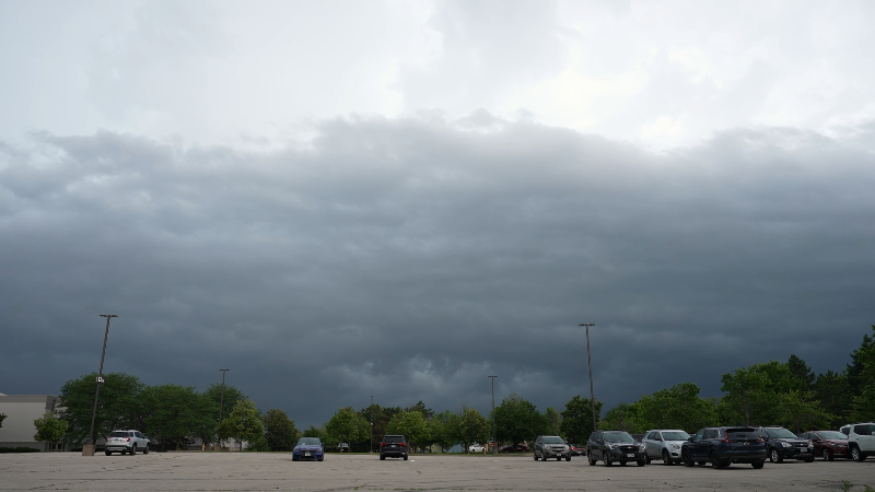 Dark shelf cloud rolls above Iowa during severe weather | AccuWeather