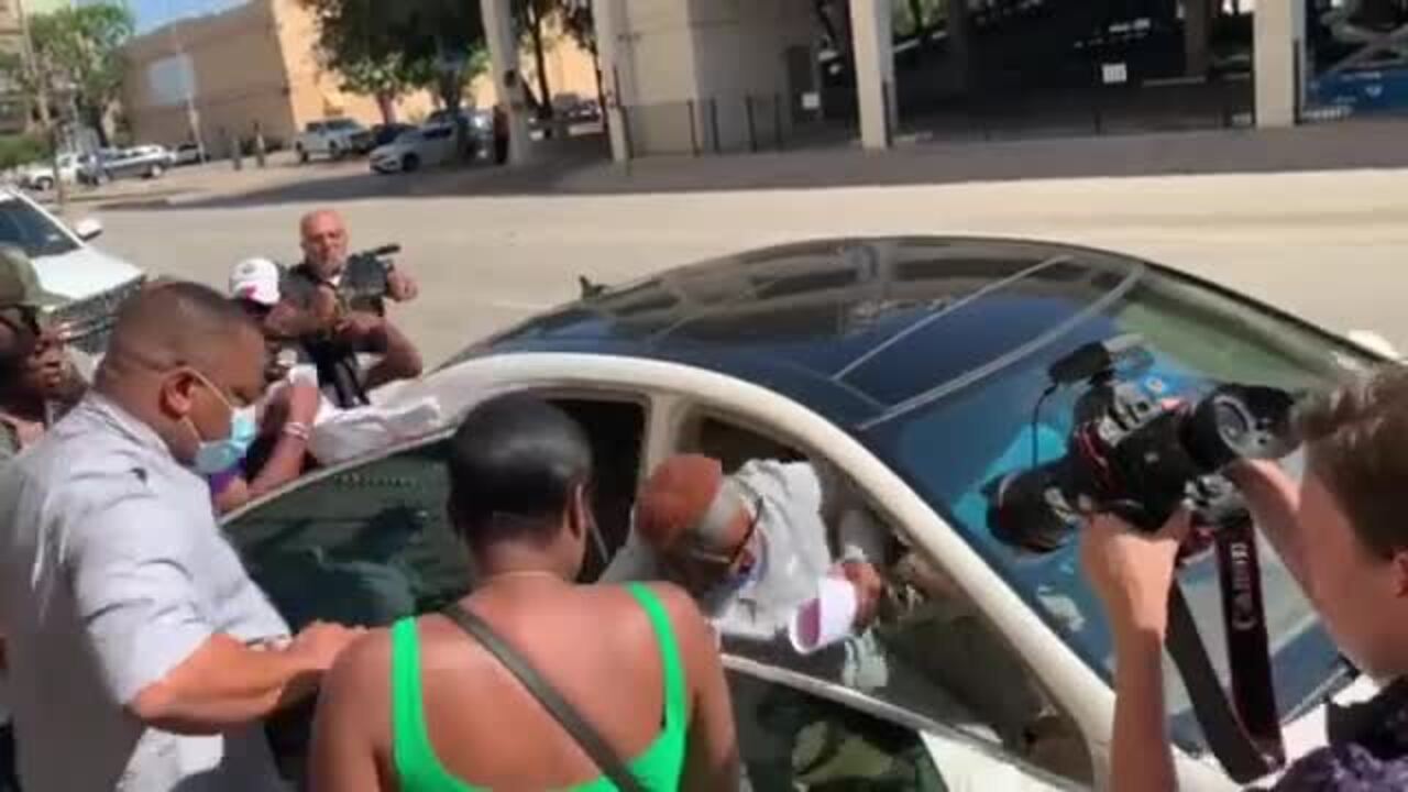 Timothy George Simpkins leaves Tarrant County Jail on bail Thursday ...