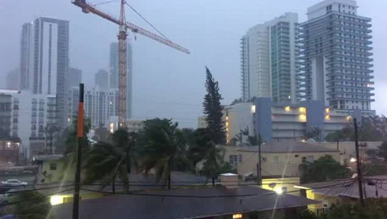 Crane near Downtown Miami rotates in tropical storm winds | Miami Herald