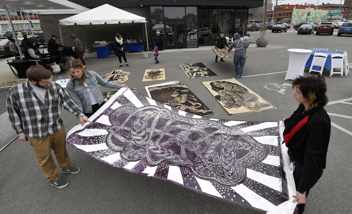 Printmaking students from the Kansas City Art Institute use road roller ...