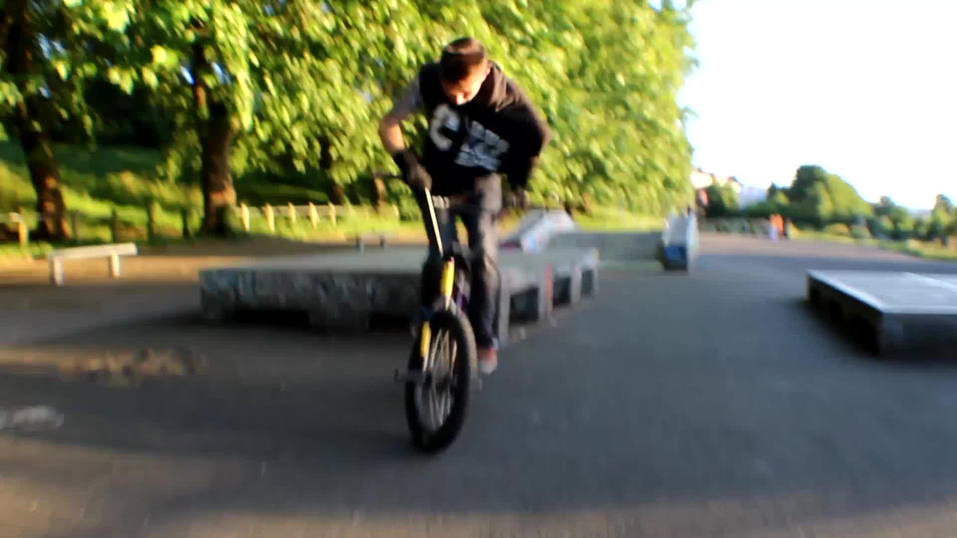 One-Armed BMX Rider Uses Genius Technique To Perform Tricks | HuffPost ...