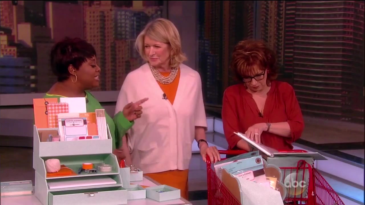 Martha Stewart Says Her Parole Officer Stopped Her From Hosting 'SNL ...