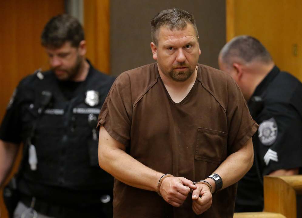 Murder suspect Christopher Calvert appears in Benton County Superior ...