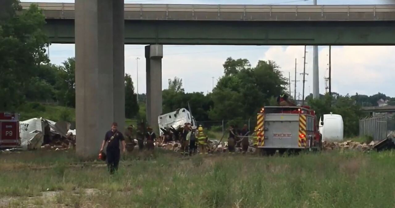 Witness saw semi truck fall from I-670 overpass in KCK | Kansas City Star