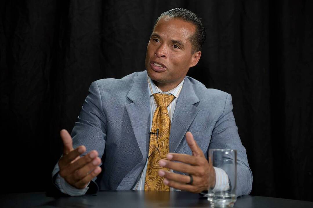 Daniel Hahn sworn-in as Sacramento's first black police chief ...