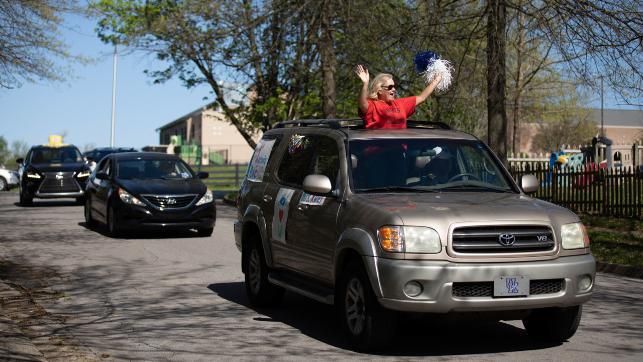 Squires Elementary school greets students with car parade | Lexington ...