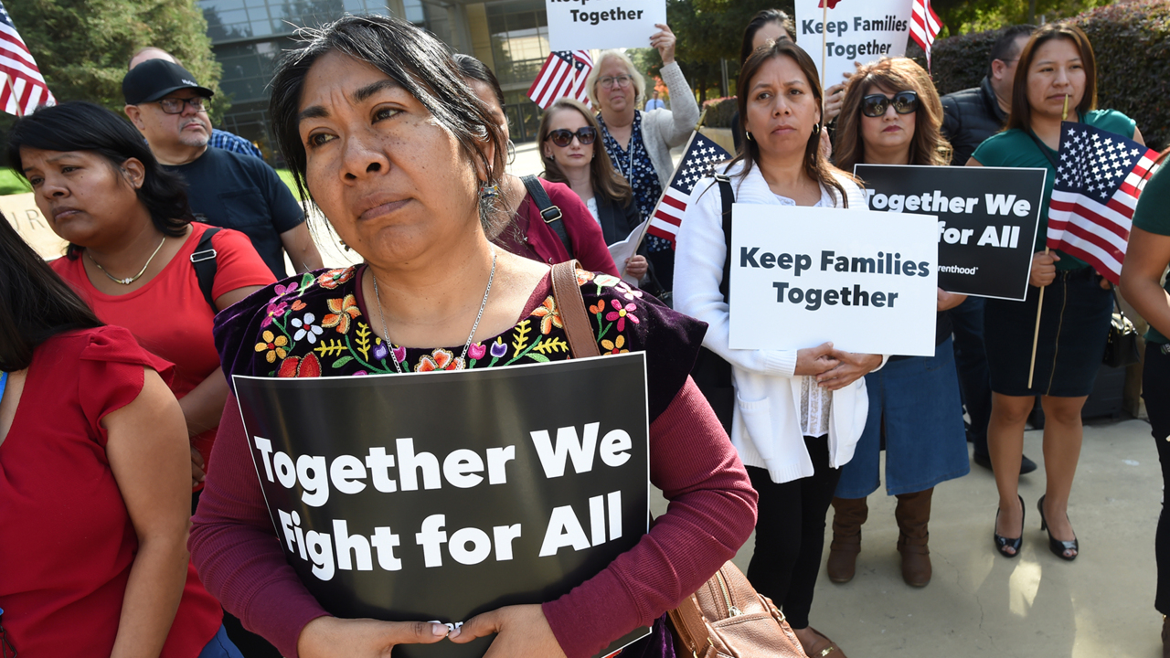 Dozens Rally In Support Of Daca Dreamers In Fresno Ca Fresno Bee
